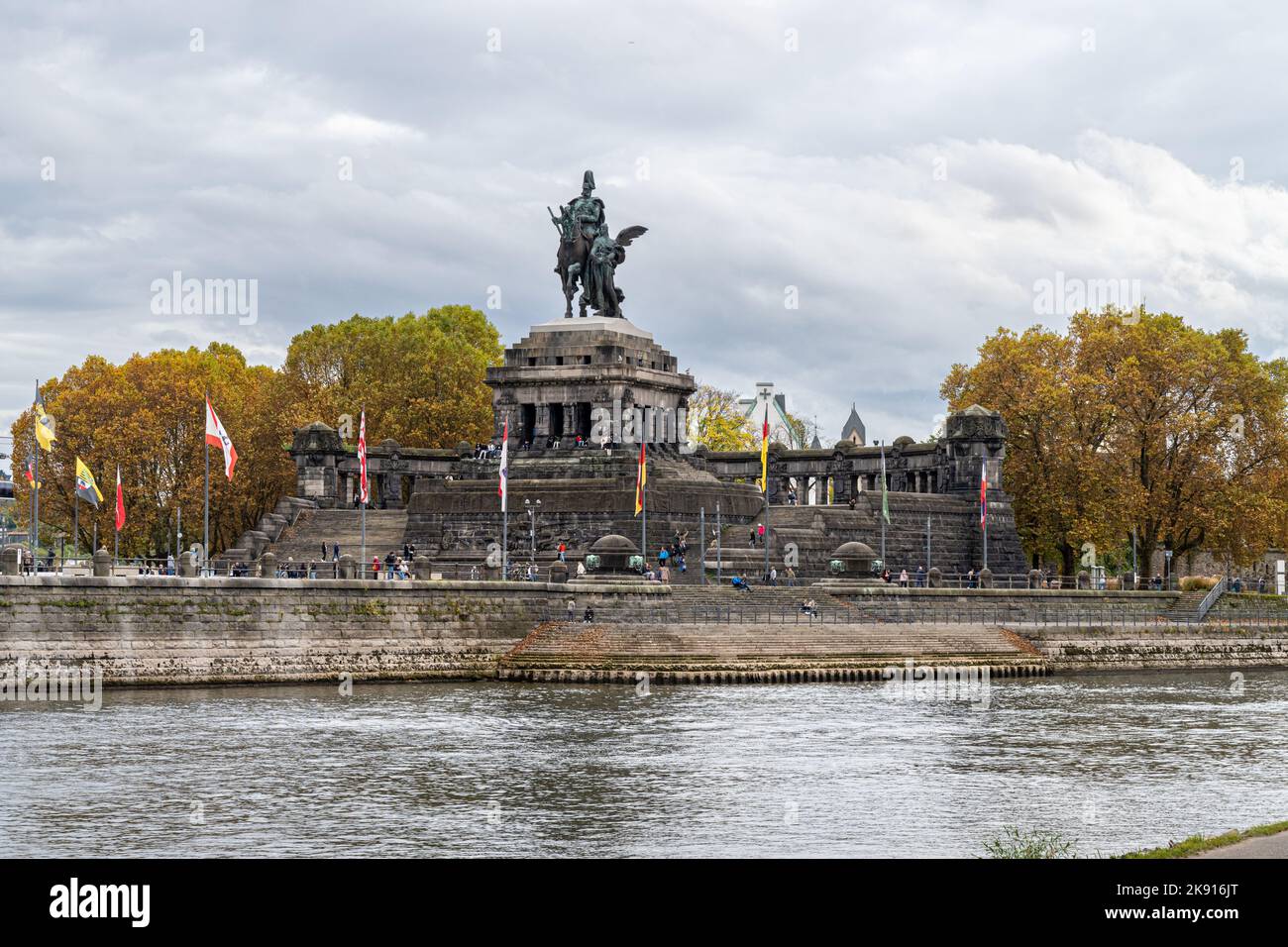 Koblenz, wo sich Rhein und Mosel treffen. Im Vordergrund die Deutsche ...