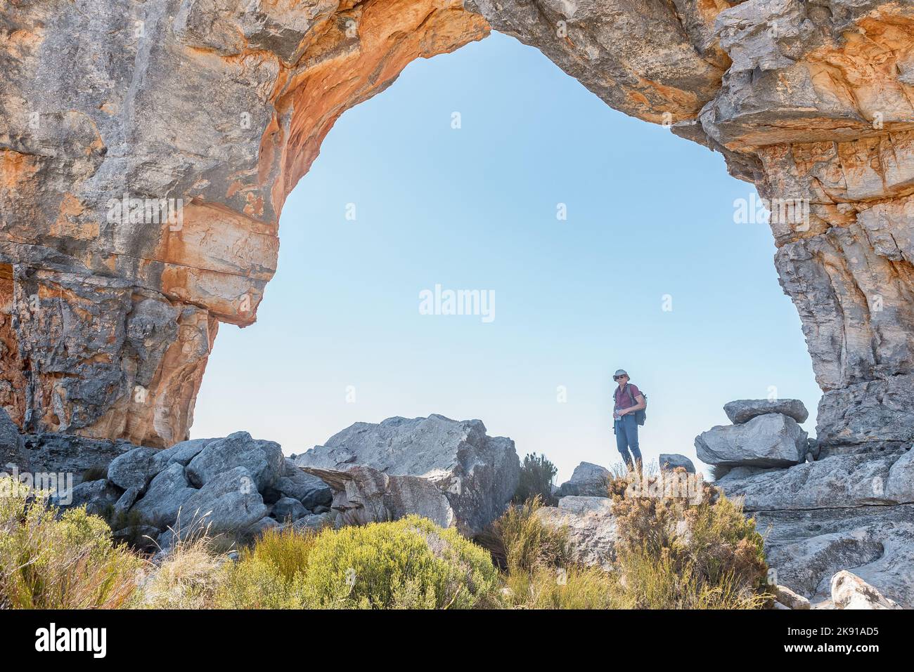 SANDDRIF, SÜDAFRIKA - SEP 7, 2022:Eine Person ist im Hauptbogen des ...