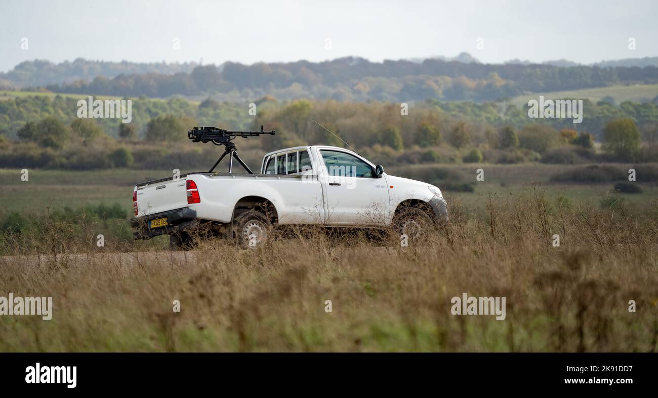 Weißer toyota hilux Pickup-LKW mit einem Armee Großkaliber ...