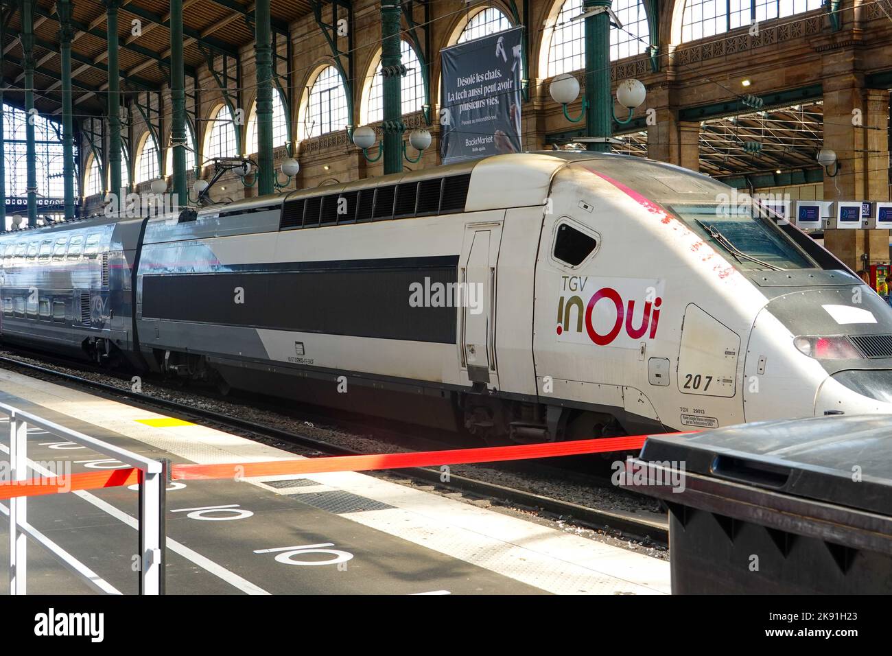 TGV inOui Zug am Boarding-Bahnsteig am Bahnhof Gare du Nord, dem ...