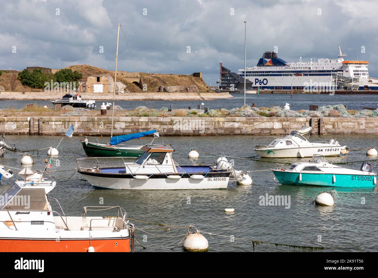 Bootshafen in der stadt calais -Fotos und -Bildmaterial in hoher ...