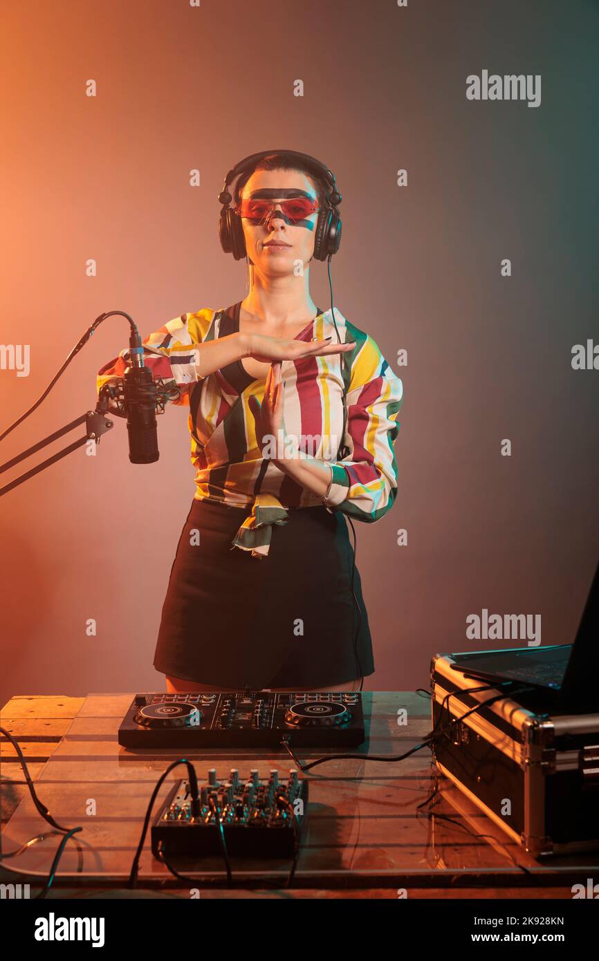 Disc Jockey Werbung Timeout-Zeichen mit Händen, tun t Form Symbol und ...