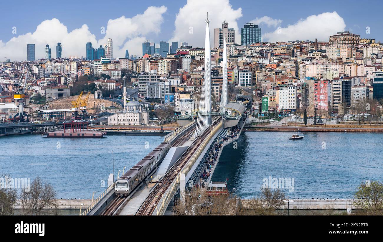 M2 linie istanbuler u bahn -Fotos und -Bildmaterial in hoher Auflösung ...