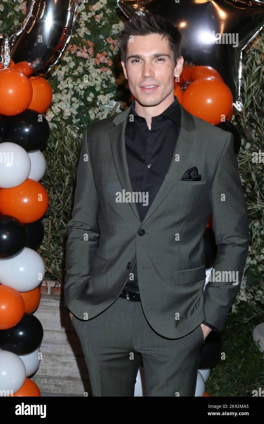 LOS ANGELES - OCT 25: Tanner Novlan bei der 30-jährigen Party von ...