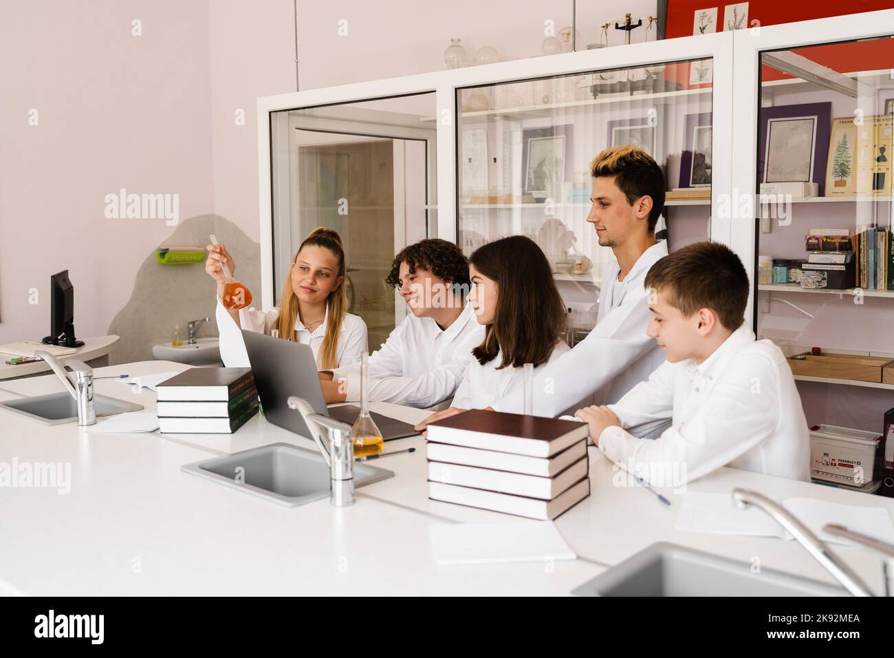 Bildung. Chemische Experimente bei einem Chemieunterricht in der Schule ...