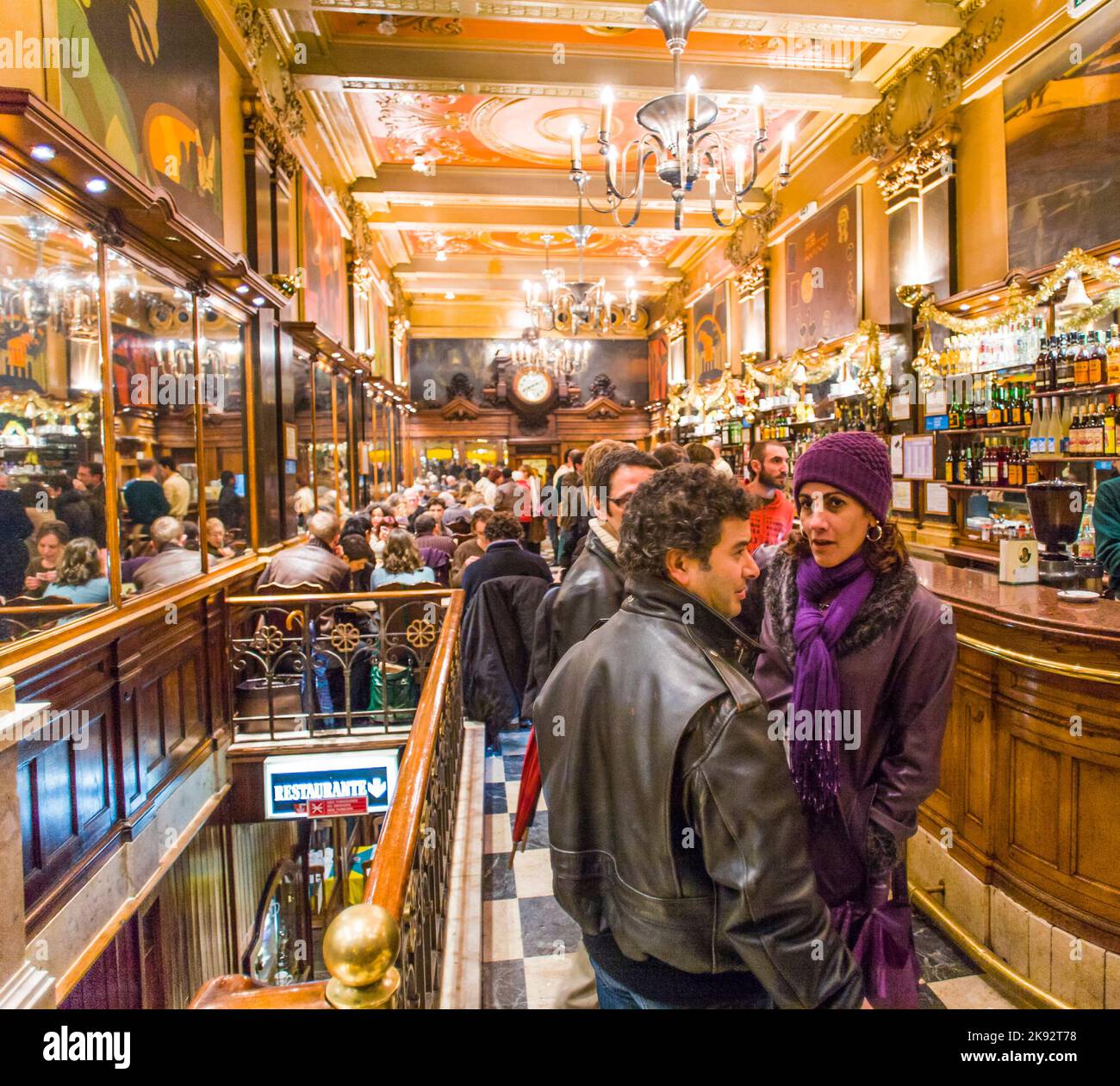 LISSABON, PORTUGAL - 27. DEZ 2008: Die Menschen genießen das Cafe A ...
