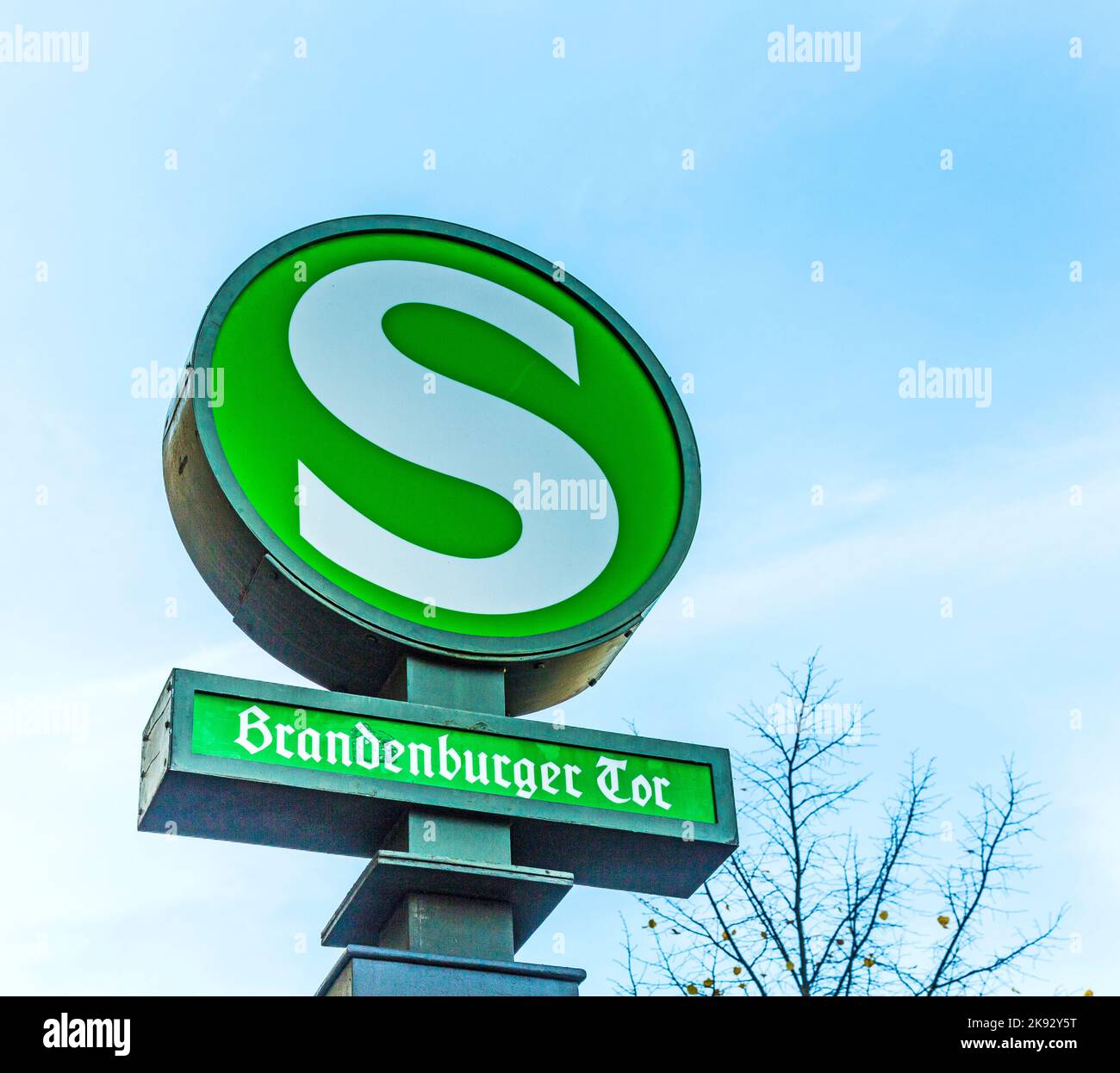 BERLIN, DEUTSCHLAND - Okt 27, 2014: Alte alte alte S-Bahn-Schilder ...