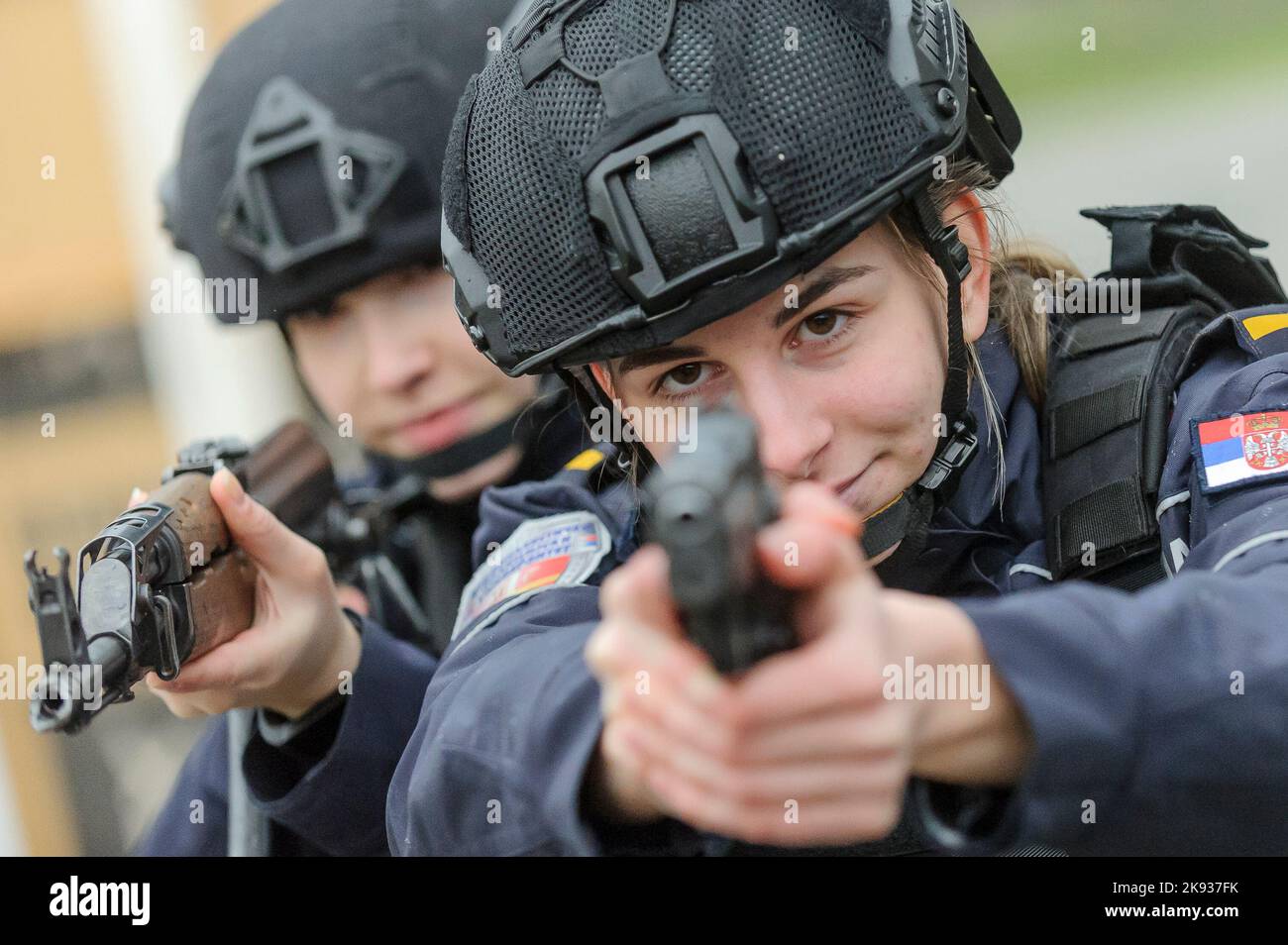 Studenten-Kadetten der Serbischen Polizeiakademie trainieren in ...