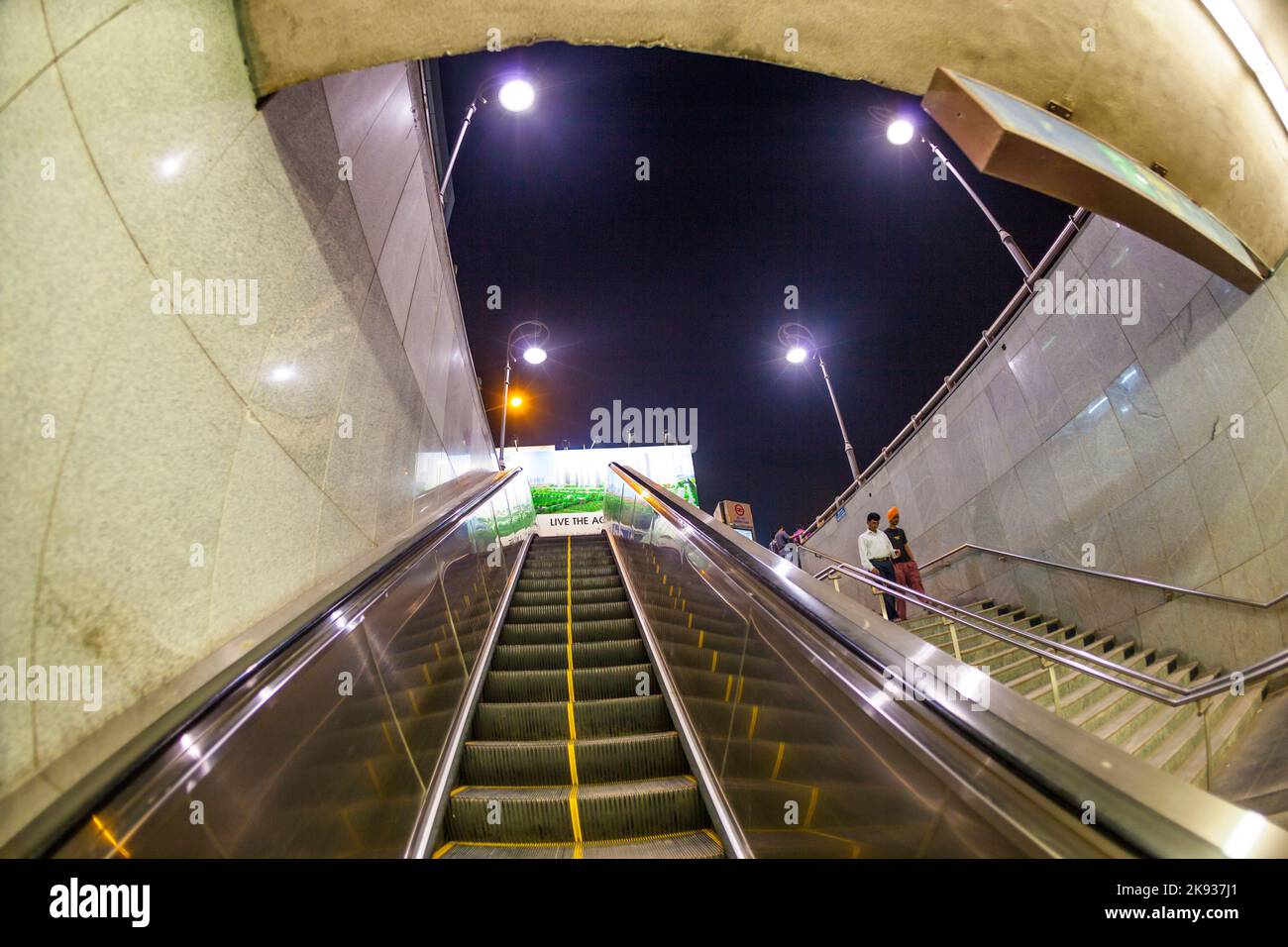 DELHI, INDIEN - 10. NOV 2011: Die Menschen verlassen die U-Bahn-Station in Delhi, Indien. Es ist ...