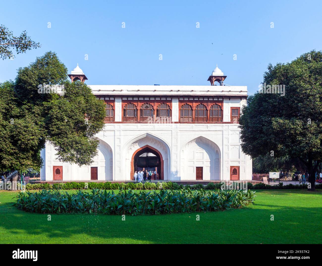 DELHI, INDIEN - NOV 11 2011: Die Menschen besuchen das Rote Fort in ...
