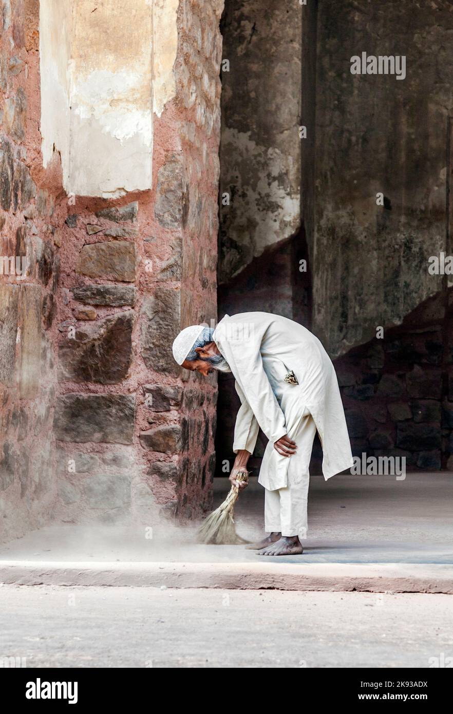 DELHI, INDIEN - 11. NOV 2011: Die Arbeiter am Grab von Humayun reinigen ...