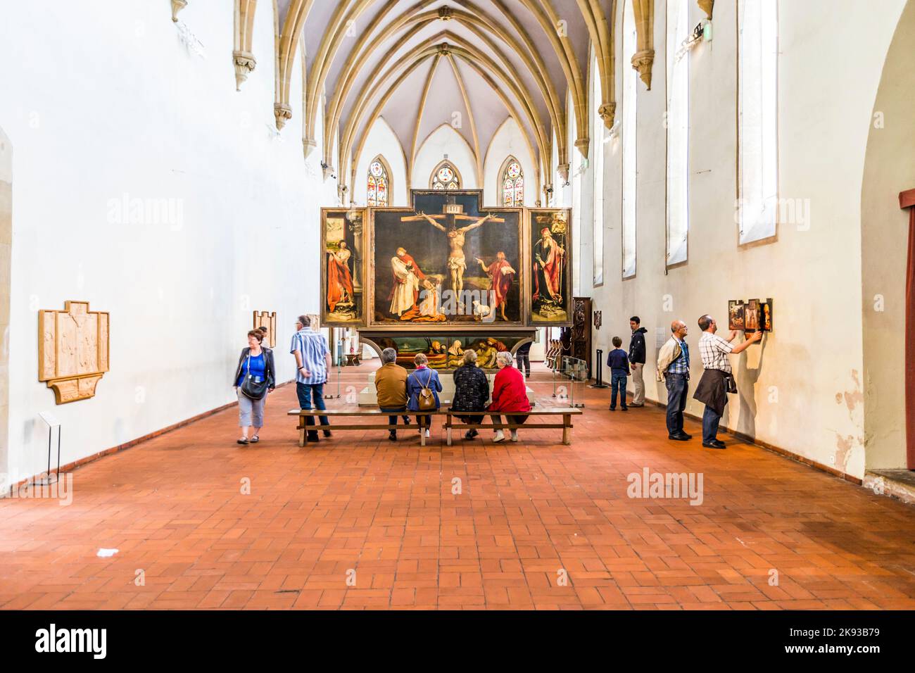 COLMAR, FRANKREICH - 3. JULI 2013: Besucher besuchen das Isenheimer ...