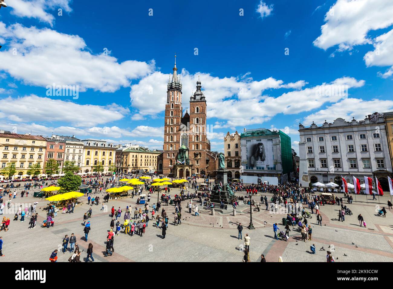 KRAKAU, POLEN - 5. MAI 2014: Touristen auf dem Marktplatz in Krakau ... KRAKAU, POLEN - 5. MAI 2014: Touristen auf dem Marktplatz in Krakau ...