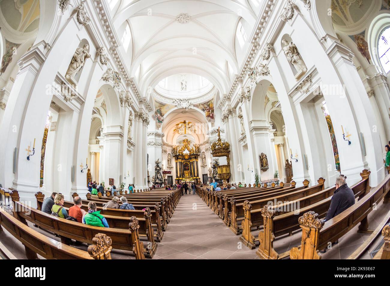 FULDA, DEUTSCHLAND - SEP 20. 2014: Innenansicht des barocken Doms in ...