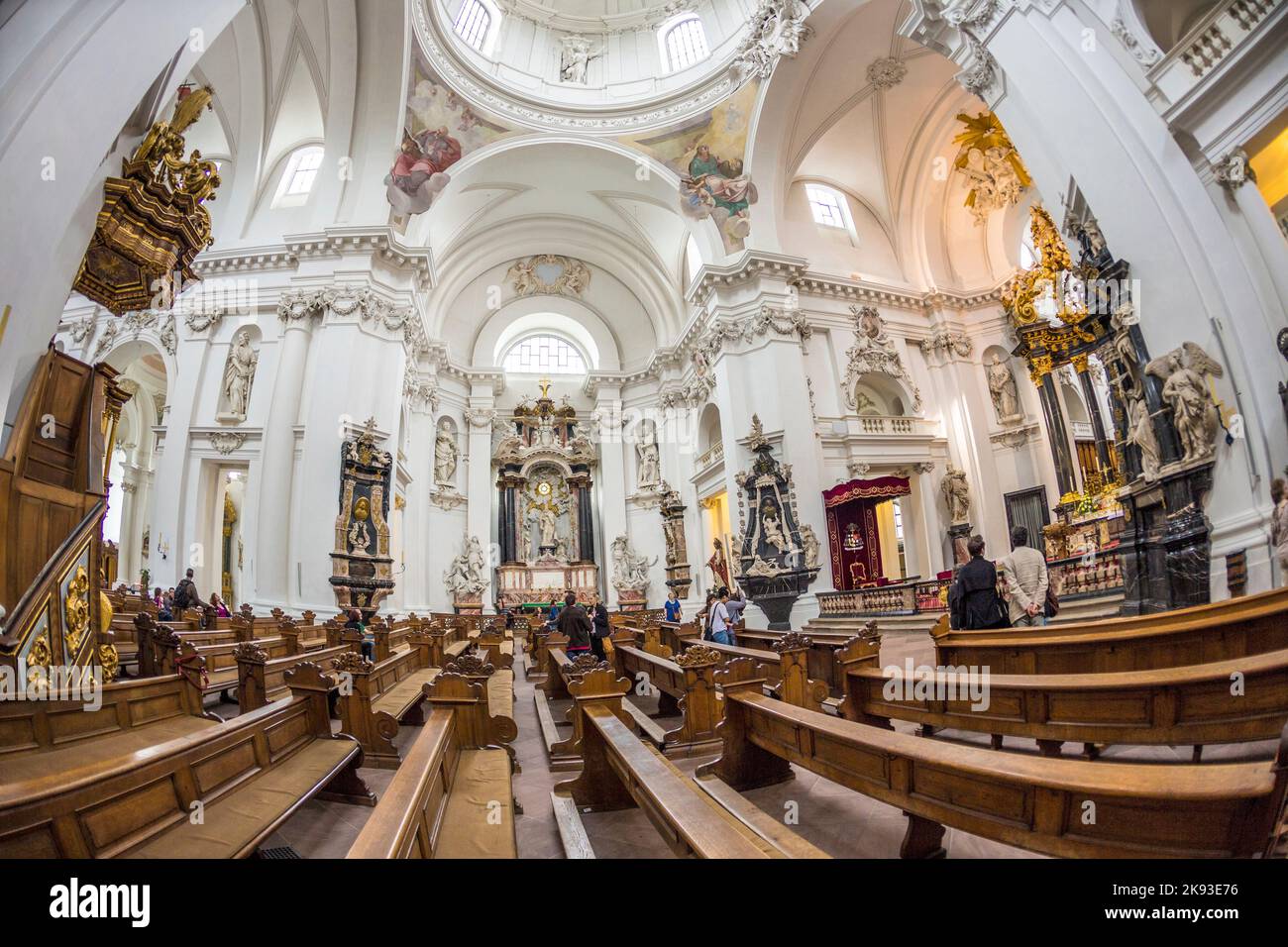 FULDA, DEUTSCHLAND - SEP 20. 2014: Innenansicht des barocken Doms in ...