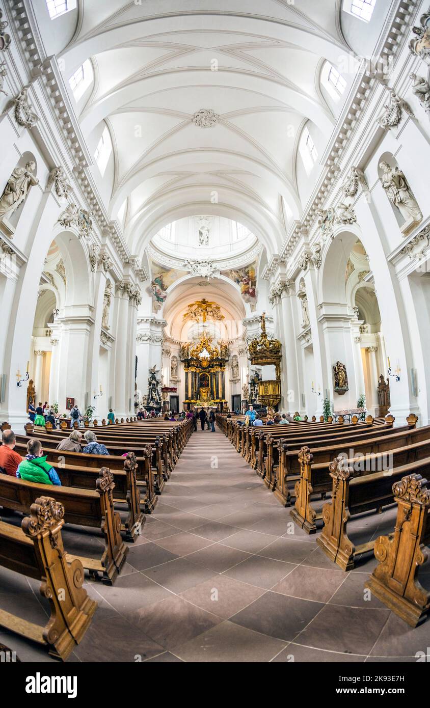 FULDA, DEUTSCHLAND - SEP 20. 2014: Innenansicht des barocken Doms in ...
