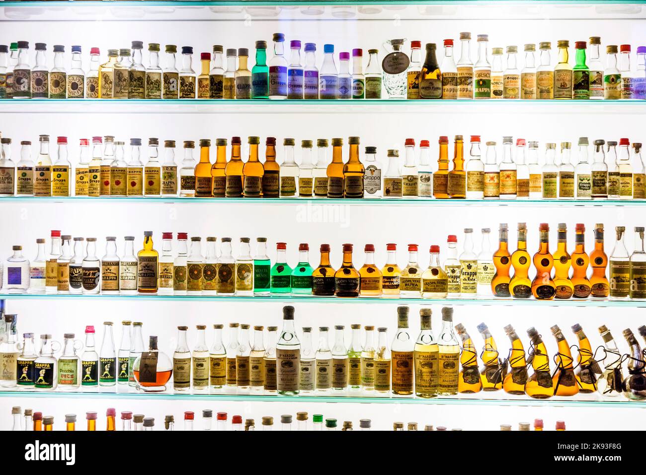 Bassano del Grappa, Italien - 3. August 2009: Alte Grappa-Flaschen in ...