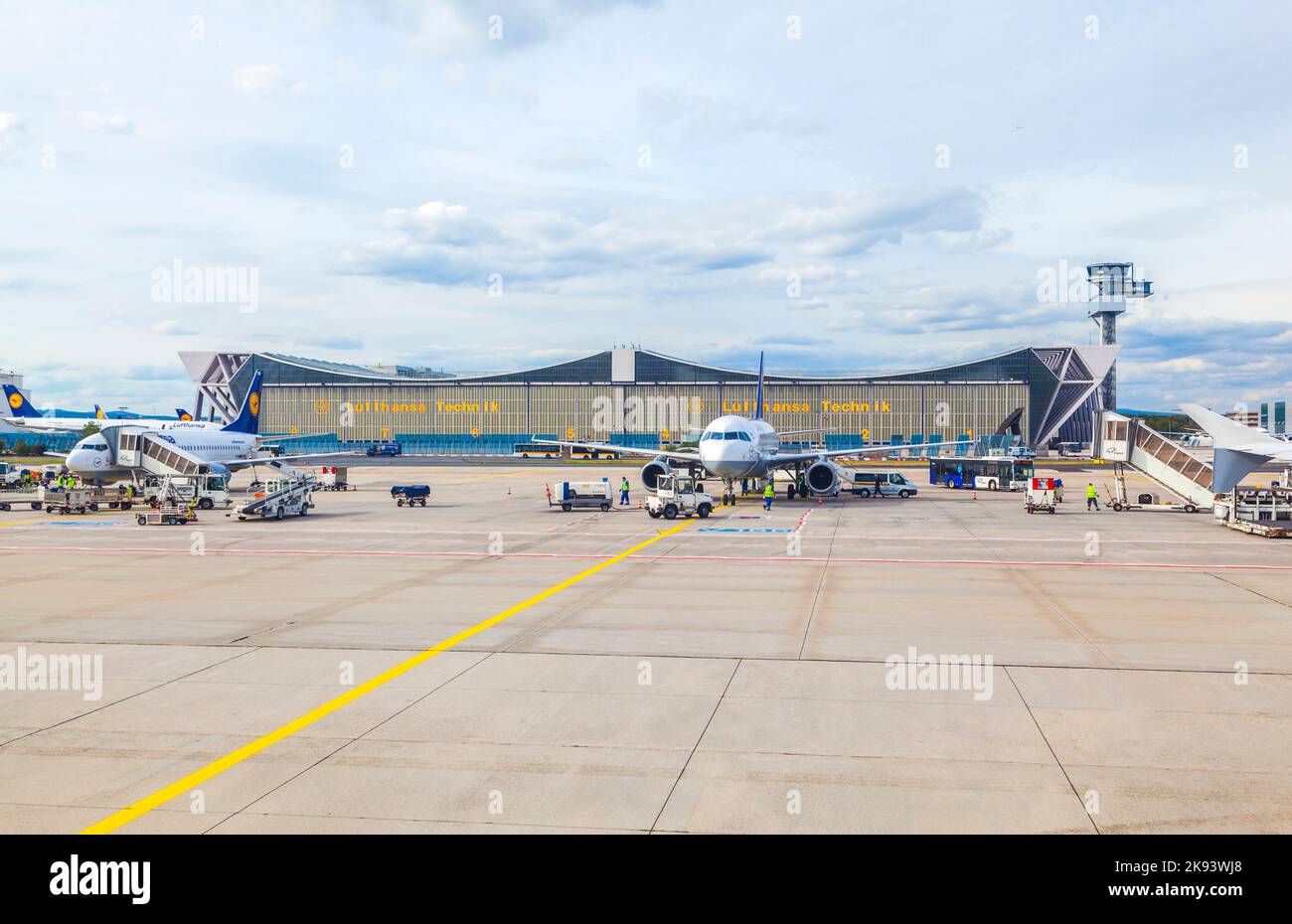 Frankfurt, Deutschland - SEP 20, 2012: Lufthansa-Flugzeuge parken am ...