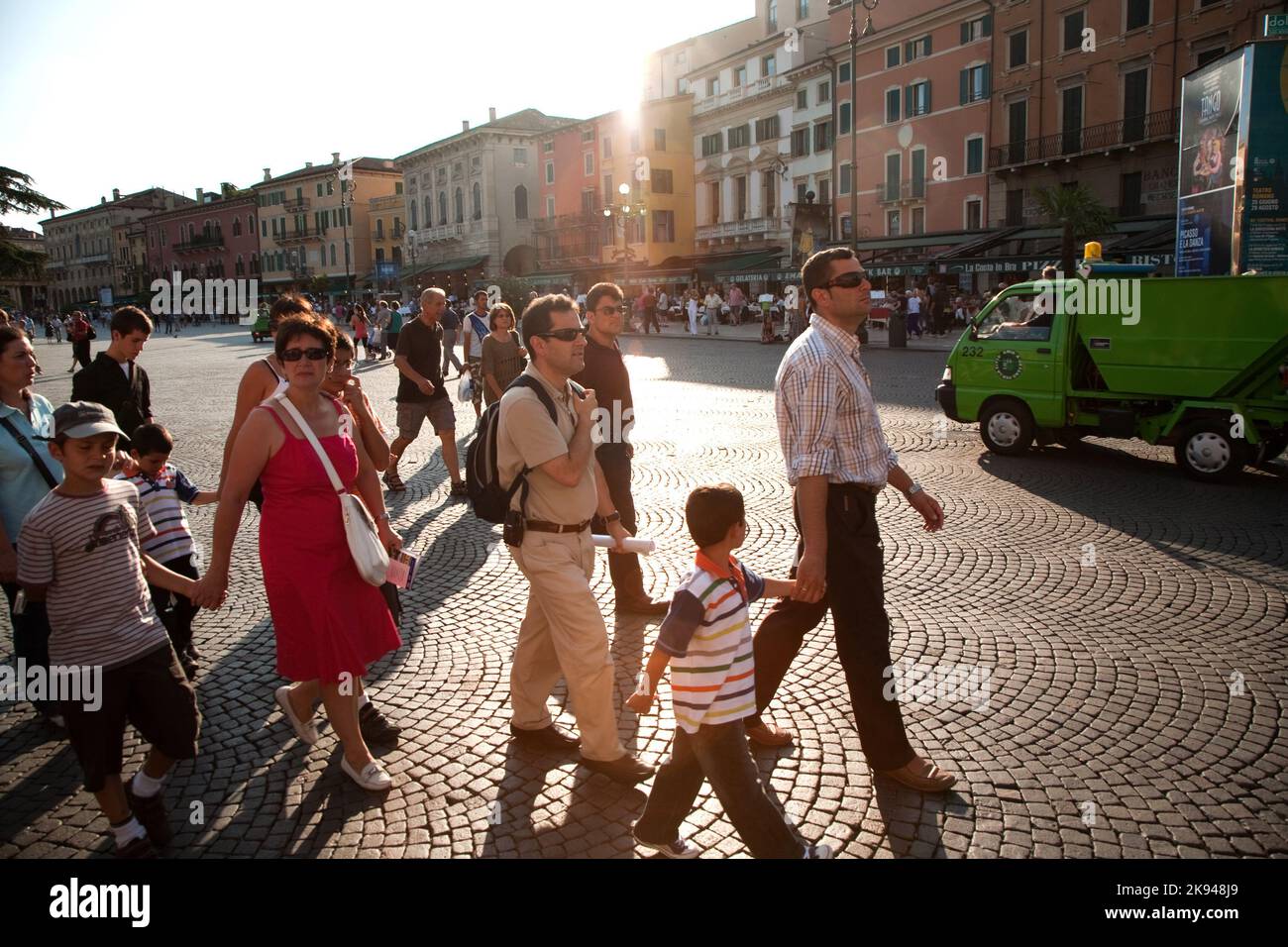 VERONA, ITALIEN - 04. AUGUST: Besucher, Zuschauer warten vor der Arena ...