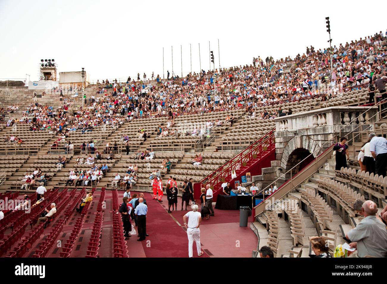 VERONA, ITALIEN - 05. August: Die Menschen beobachten die Eröffnung der ...