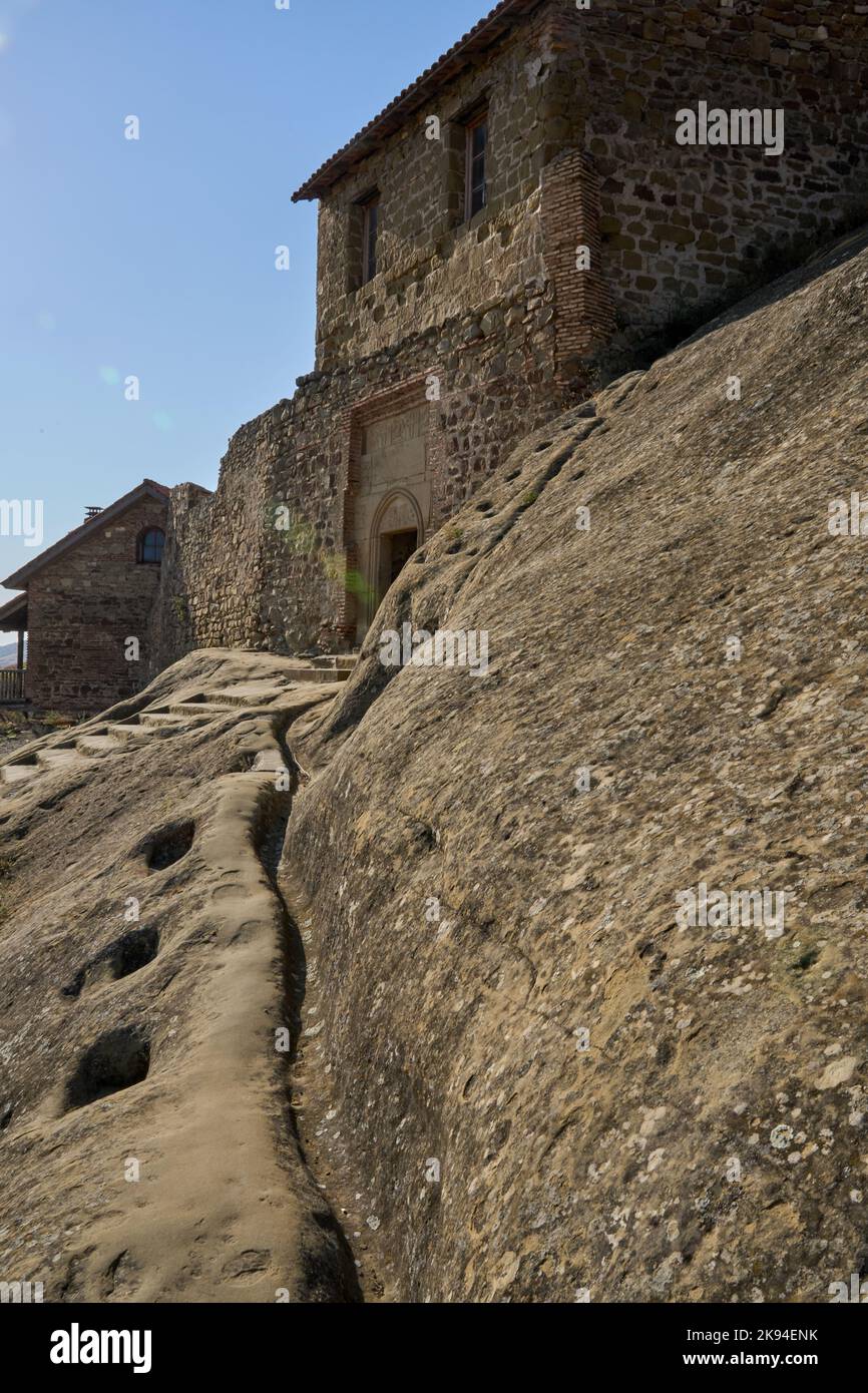 Rinne zum Vernehmen von Regenwasser und Tau, Eingangsportal zu der ...