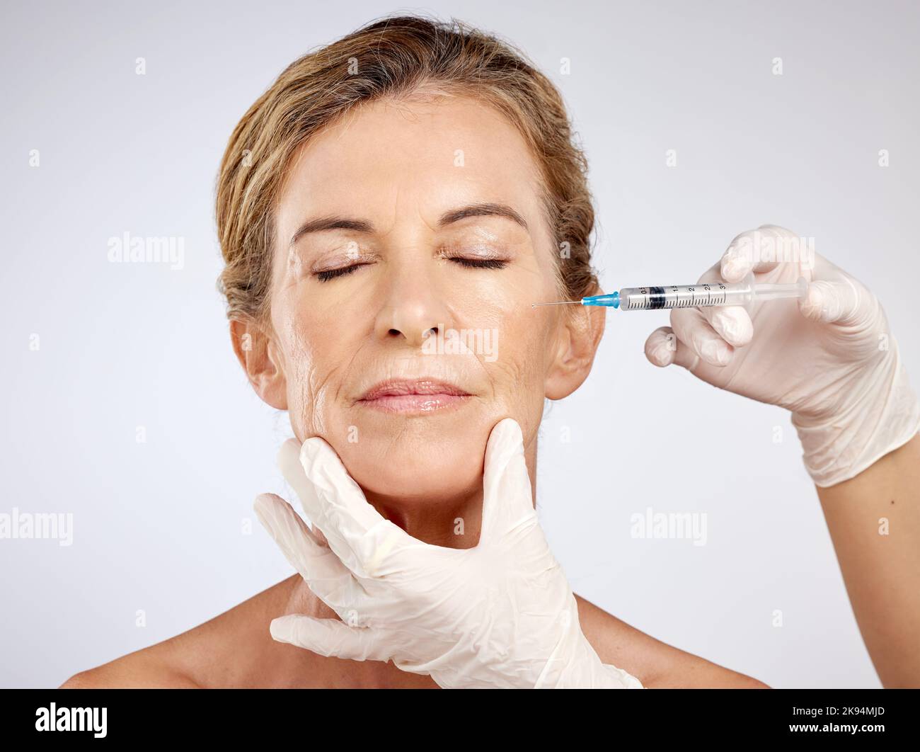 Botox, Chirurgie und Gesicht mit reifer Frau, die eine Injektion in die ... Botox, Chirurgie und Gesicht mit reifer Frau, die eine Injektion in die ...