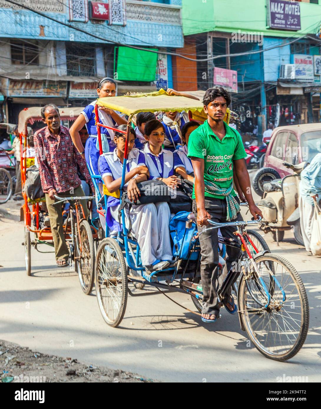 DELHI, INDIEN - Okt 10: Rikscha-Fahrer transportiert Fahrgast am 10 ...