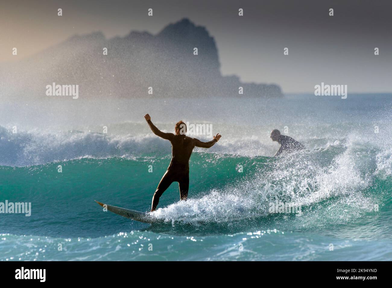 Spektakuläre Surfaktion als männlicher Surfer reitet eine Welle mit ...