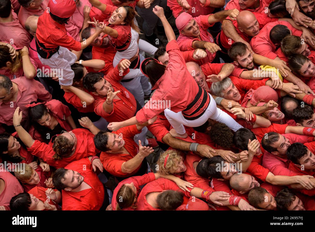 Die Einwohner von Colla Jove dels Xiquets de Valls feiern nach der ...