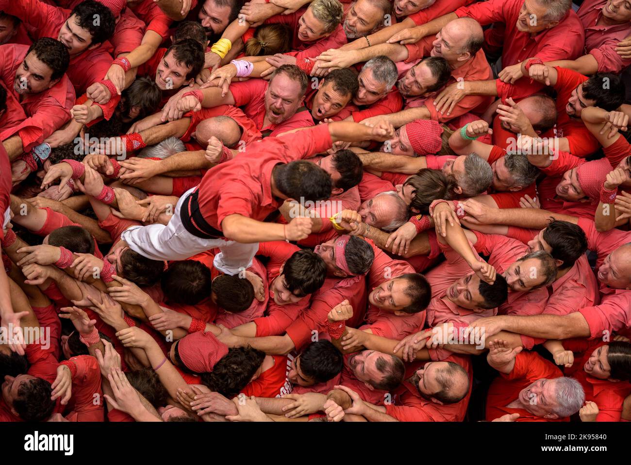 Die Einwohner von Colla Jove dels Xiquets de Valls feiern nach der ...