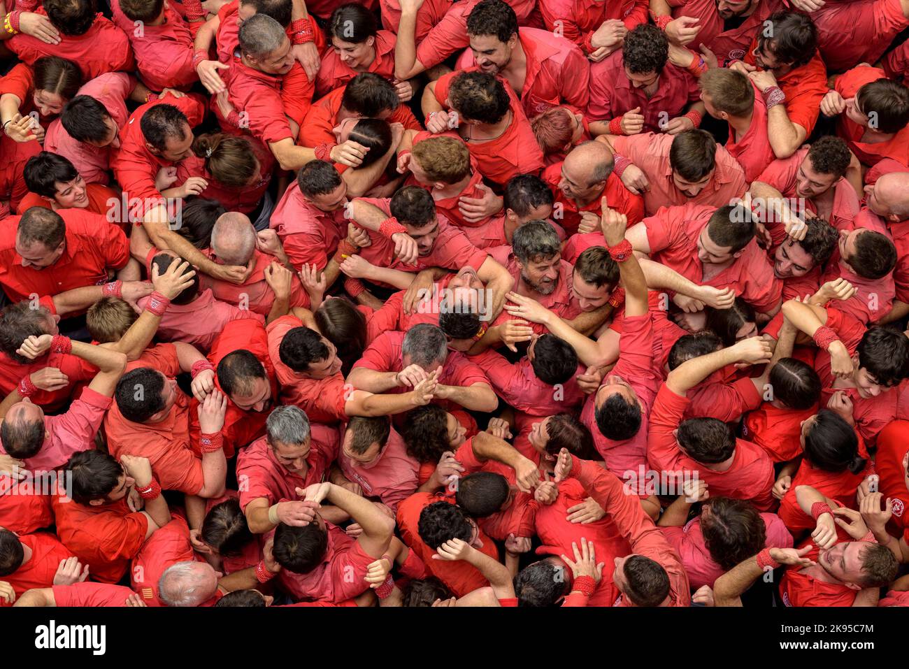 Die Einwohner von Colla Jove dels Xiquets de Valls feiern nach der ...
