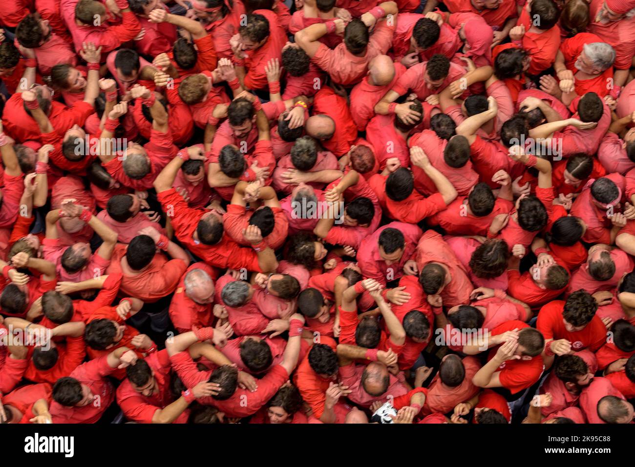Die Einwohner von Colla Jove dels Xiquets de Valls feiern nach der Fertigstellung eines 'castell ...