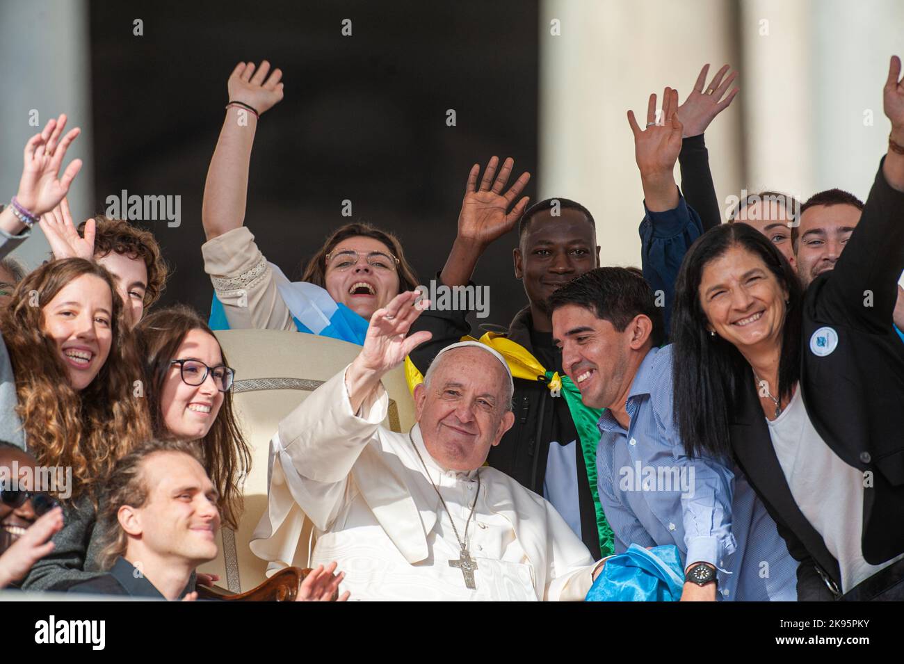 Rom, Italien. 26. Oktober 2022. Italien, Rom, Vatikan, 22/10/26 . Papst Franziskus, umgeben von ...