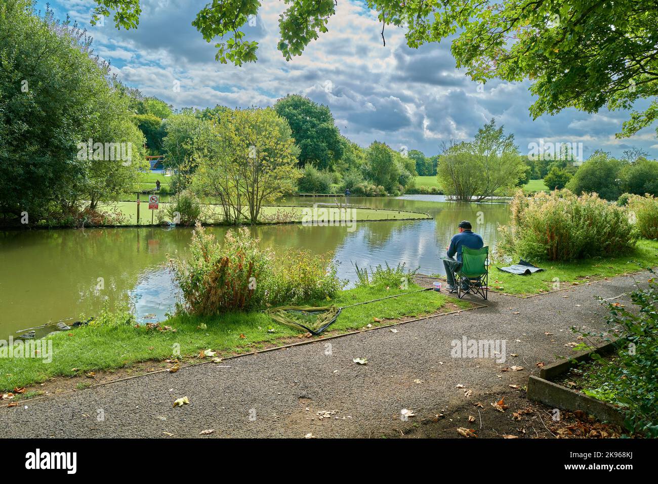 Fischer sitzt auf einem stuhl -Fotos und -Bildmaterial in hoher ...