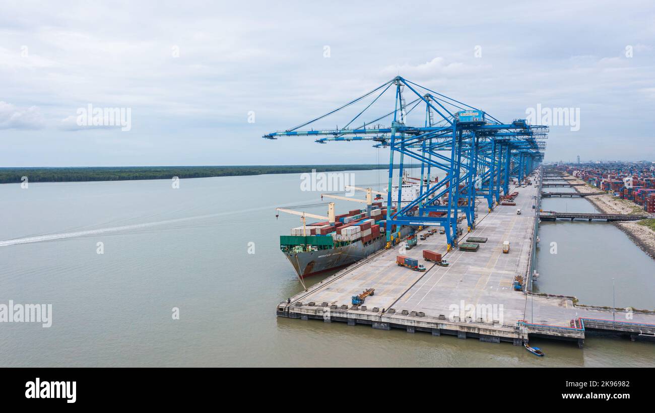 Klang, Malaysia - 09. Oktober 2022: Kraniche im Hafen Klang bei Kuala Lumpur. Containerkran am ...
