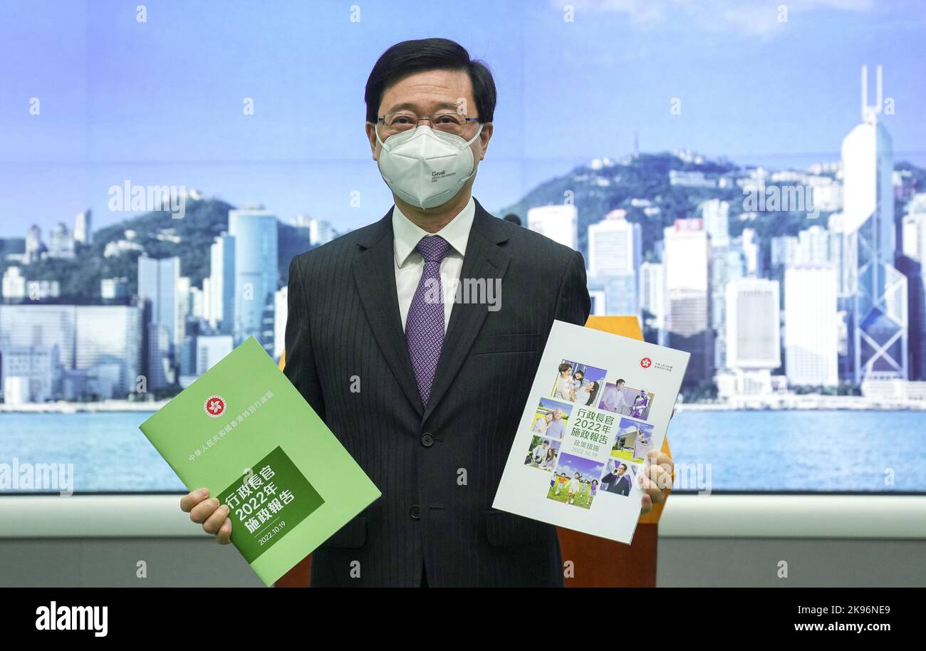 Chief Executive John Lee Ka-chiu zeigt seine erste Policy Address, die ...