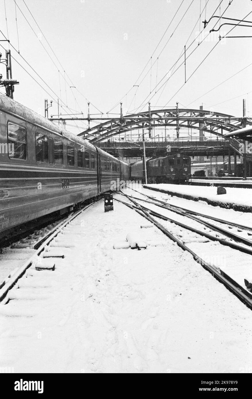 Staatsbahnen SJ DU2 mit dem Personenzug. Motorvagnåg Trafikaktiebolaget ...