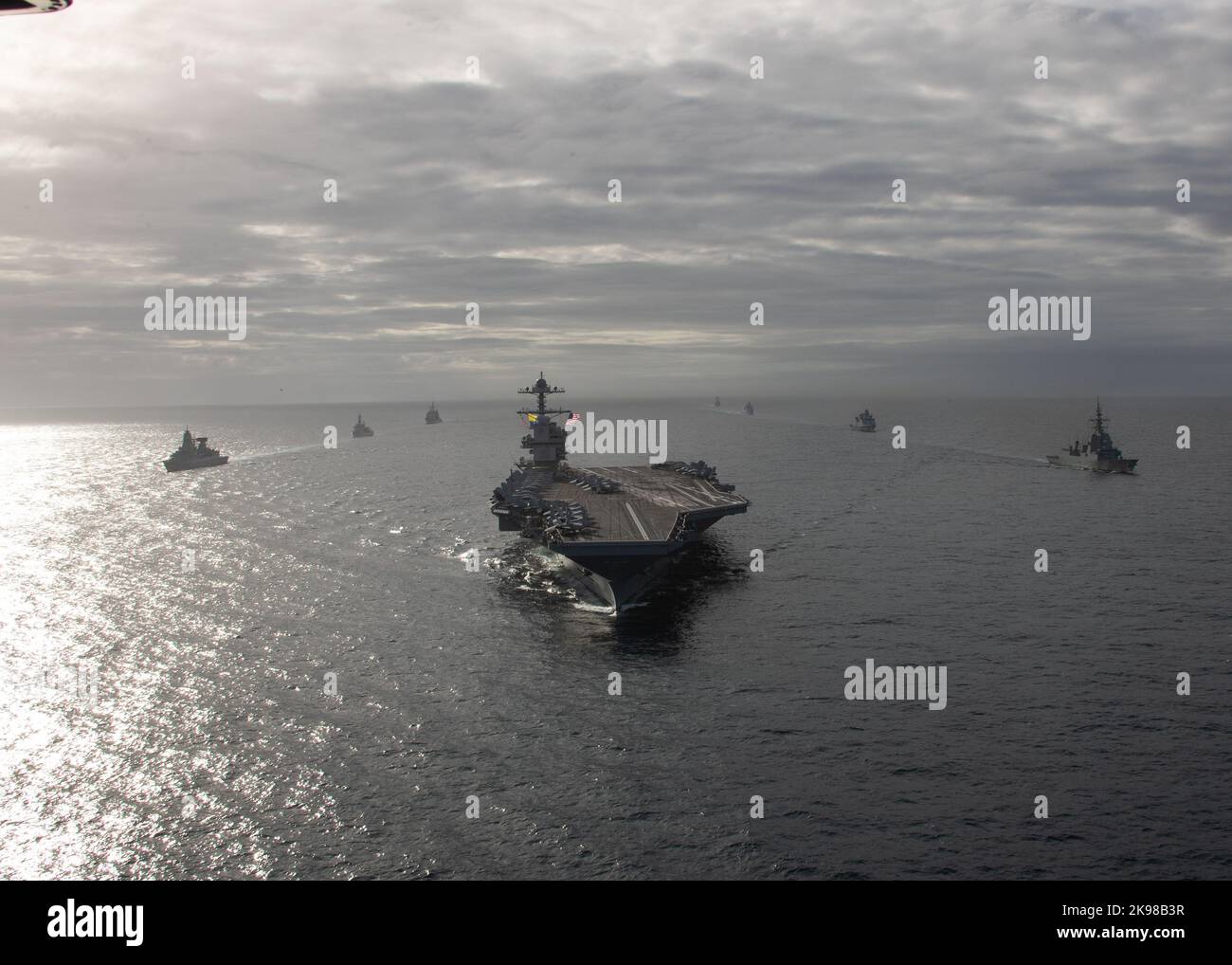 An Carrier Air Wing (CVW) 8 angeschlossene Flugzeuge fliegen über den ...