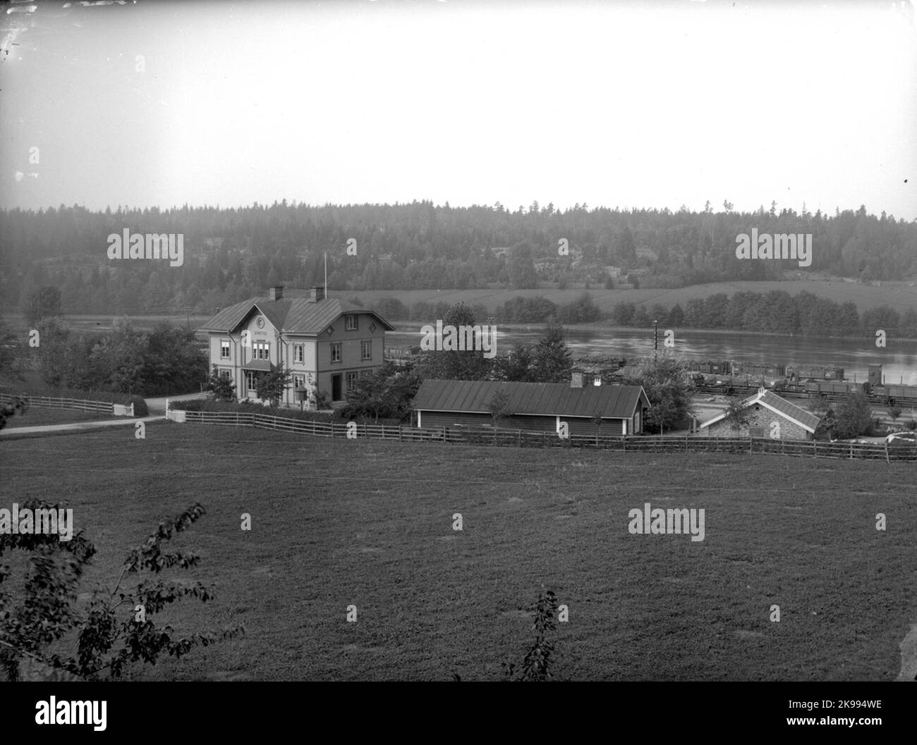 Zweistöckiges Stationshaus aus Holz nach dem Olskroken-Modell. Das ...