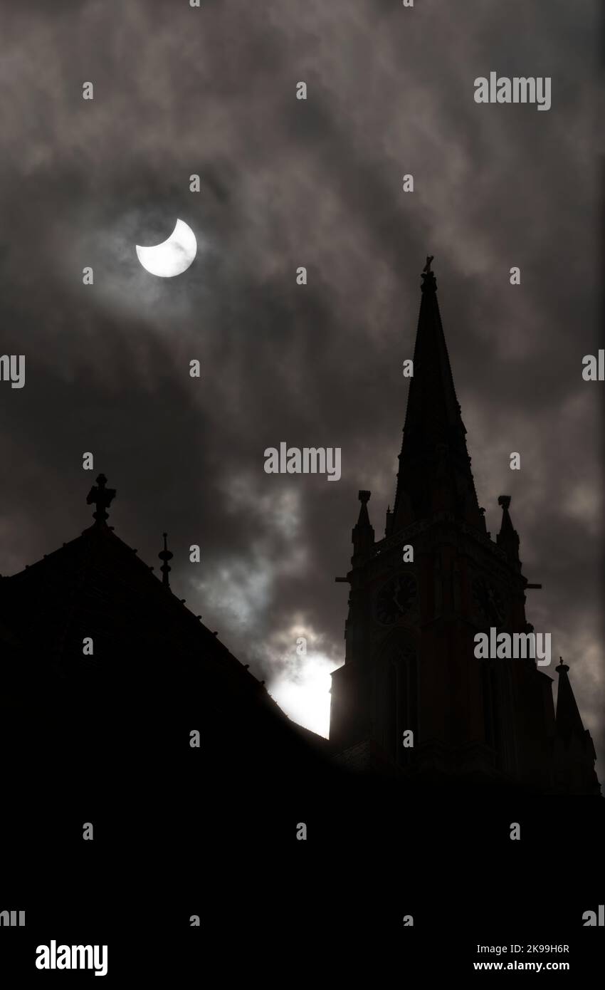 Dunkler Himmel über der Stadt, der Europa-Mondsonnenfinsternis 2022 ...