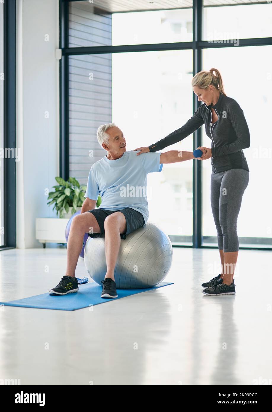Stretching stärkt die Muskeln. Ganzkörperaufnahme einer freundlichen ...