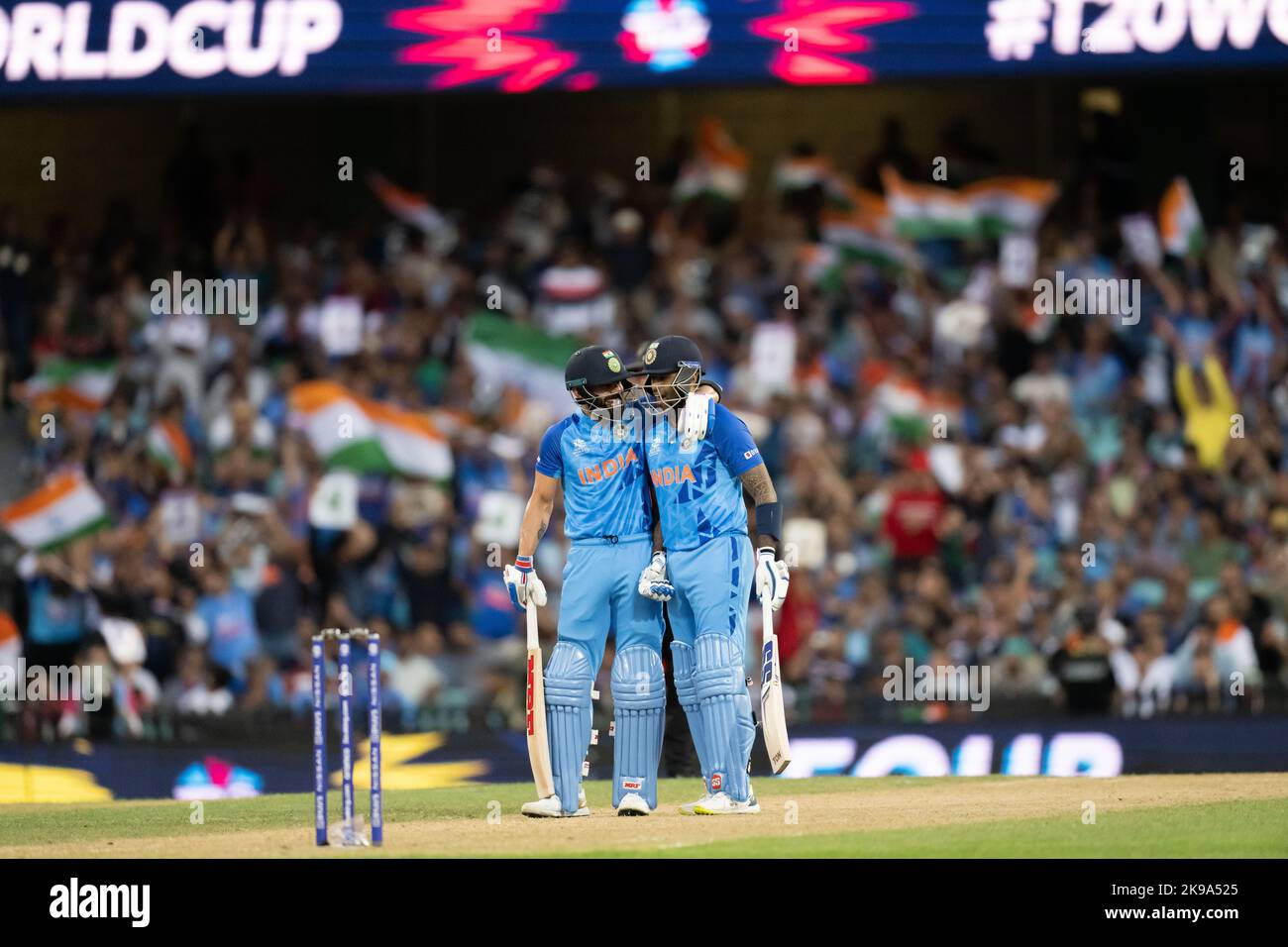 Sydney, Australien. 27. Oktober 2022 , Virat Kohli aus Indien und Suryakumar Yadav aus Indien ...