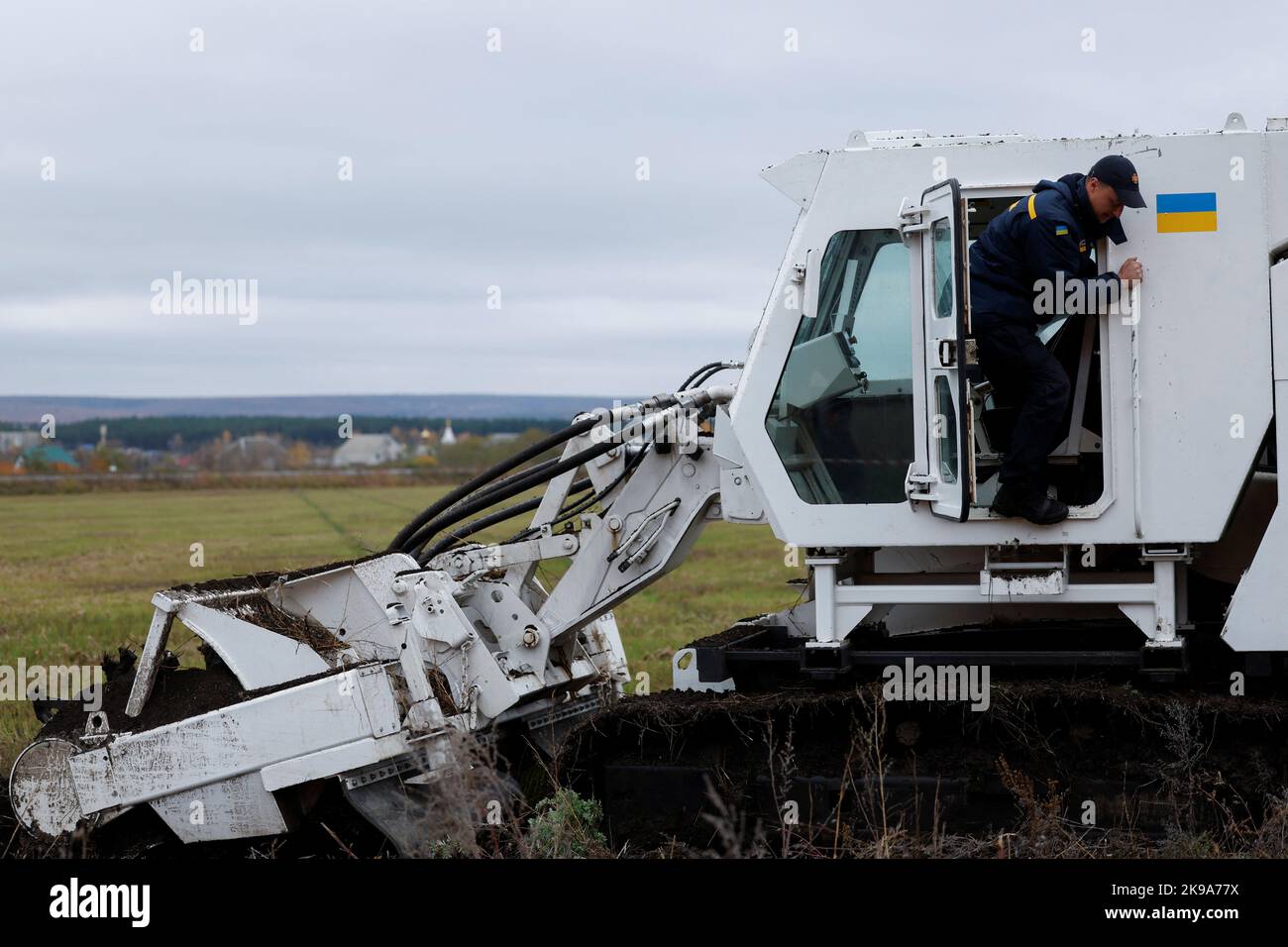 Ein ukrainisches Servicemitglied steht während einer ...