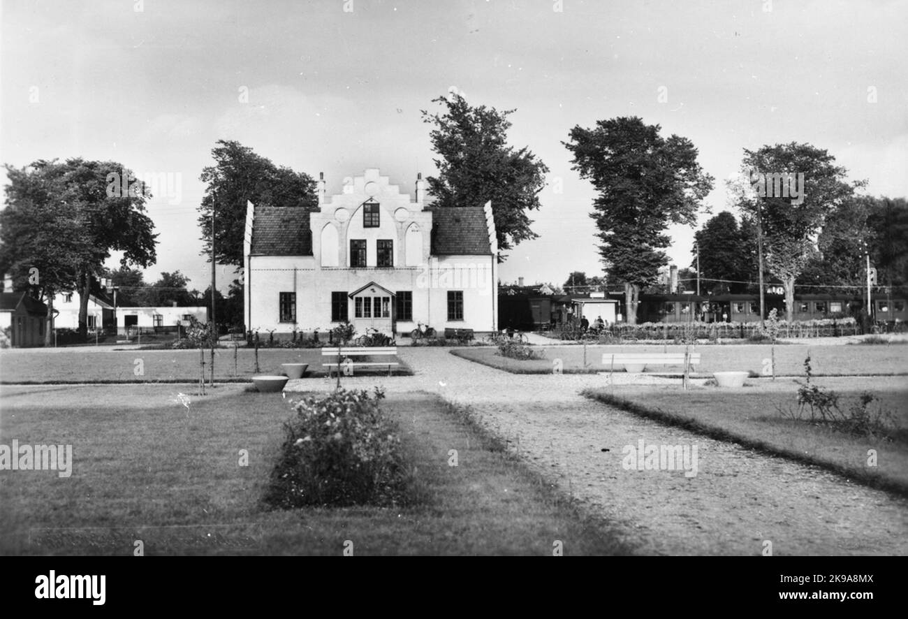 Der Bahnhof wurde 1886 von der Malmö-Trelleborg-Bahn gebaut. 1903 wurde ...