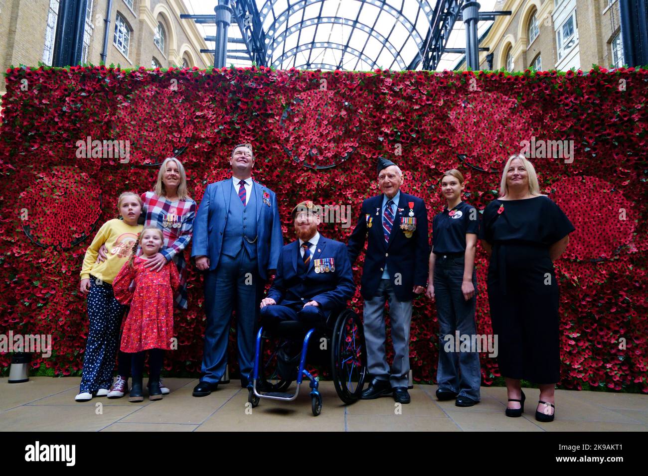 (L-R) Afghanistan Veteran Sally Renard mit ihren Töchtern Daisy und ...