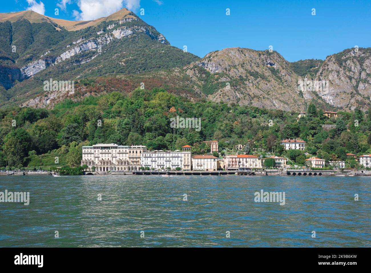 Cadenabbia Comer See, Blick im Sommer auf die malerische Stadt ...