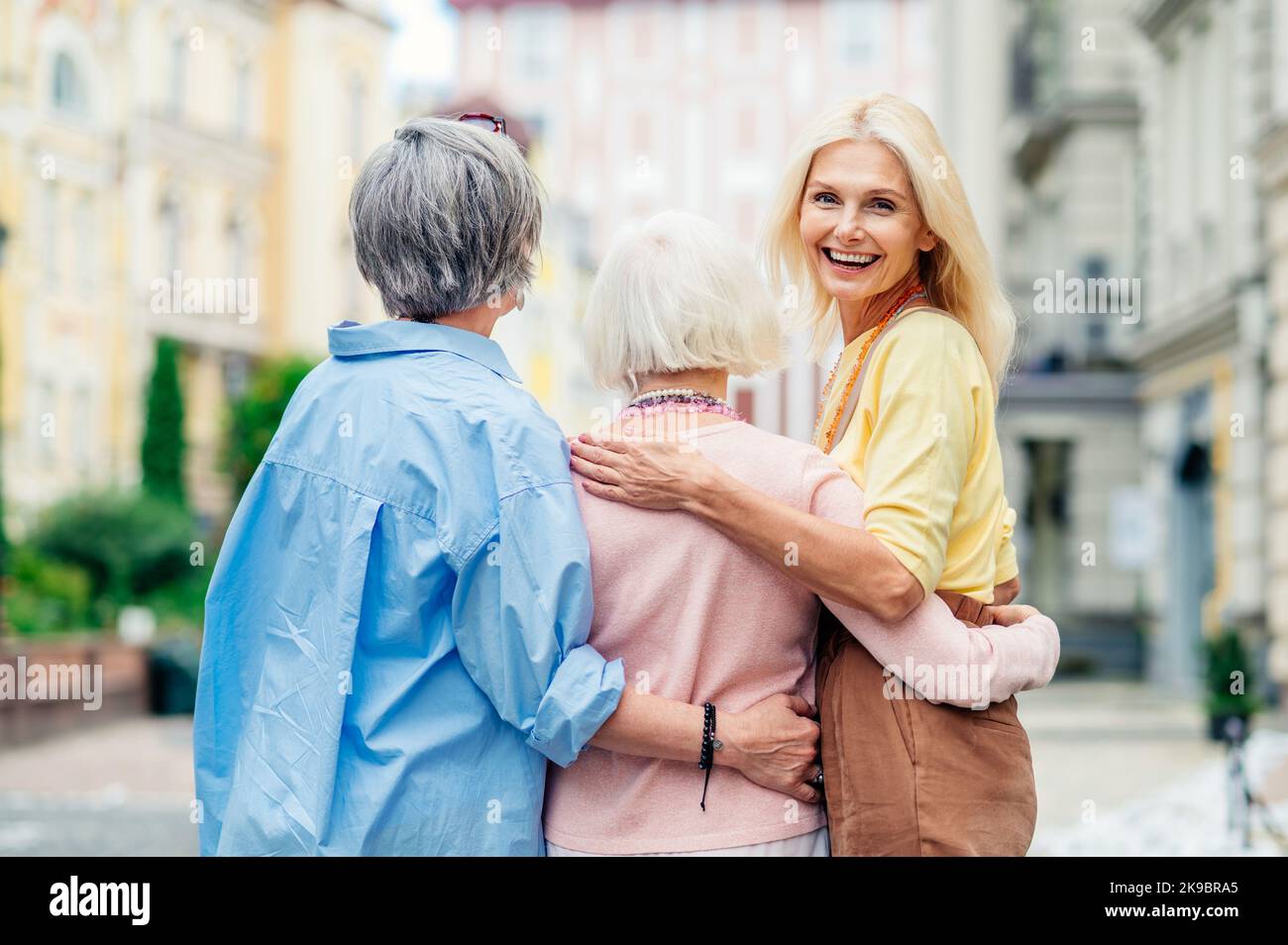 Schöne glückliche ältere Frauen treffen sich im Freien und Einkaufen im ...