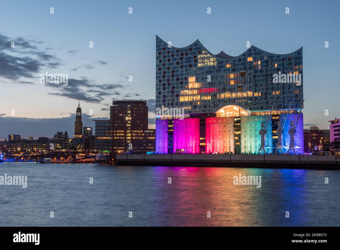 Panorama mit der Elbphilharmonie in Hamburg. In den Farben des ...