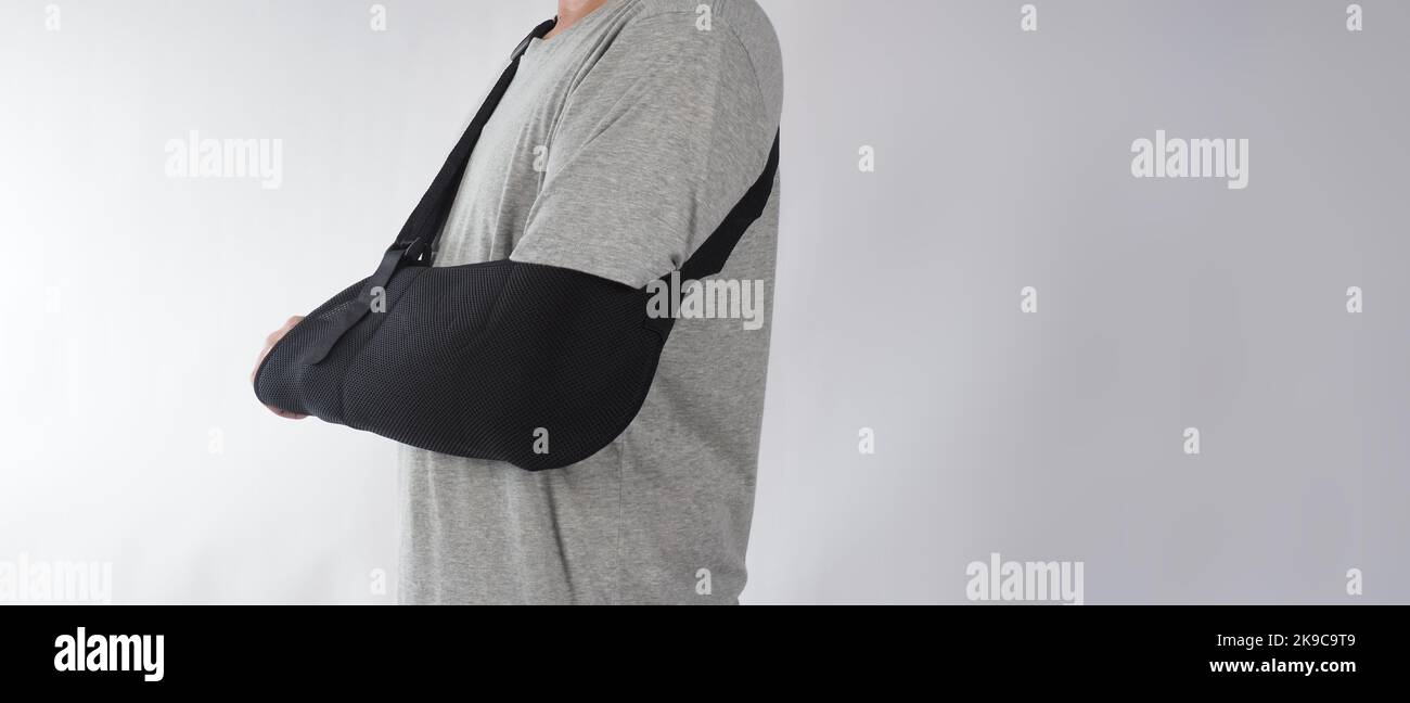 Gebrochener Arm. Arm Sling Therapie Unterstützung und um den Ellbogen ...