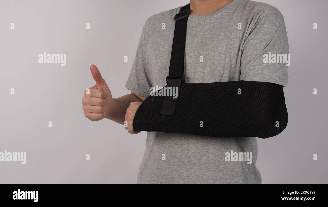 Gebrochener Arm. Arm Sling Therapie Unterstützung und um den Ellbogen ...